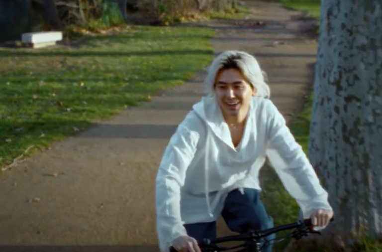 【いろはす】藤井風CMのロケ地はどこ？「真っ白」なパーカーのブランドは？ | mashikorog